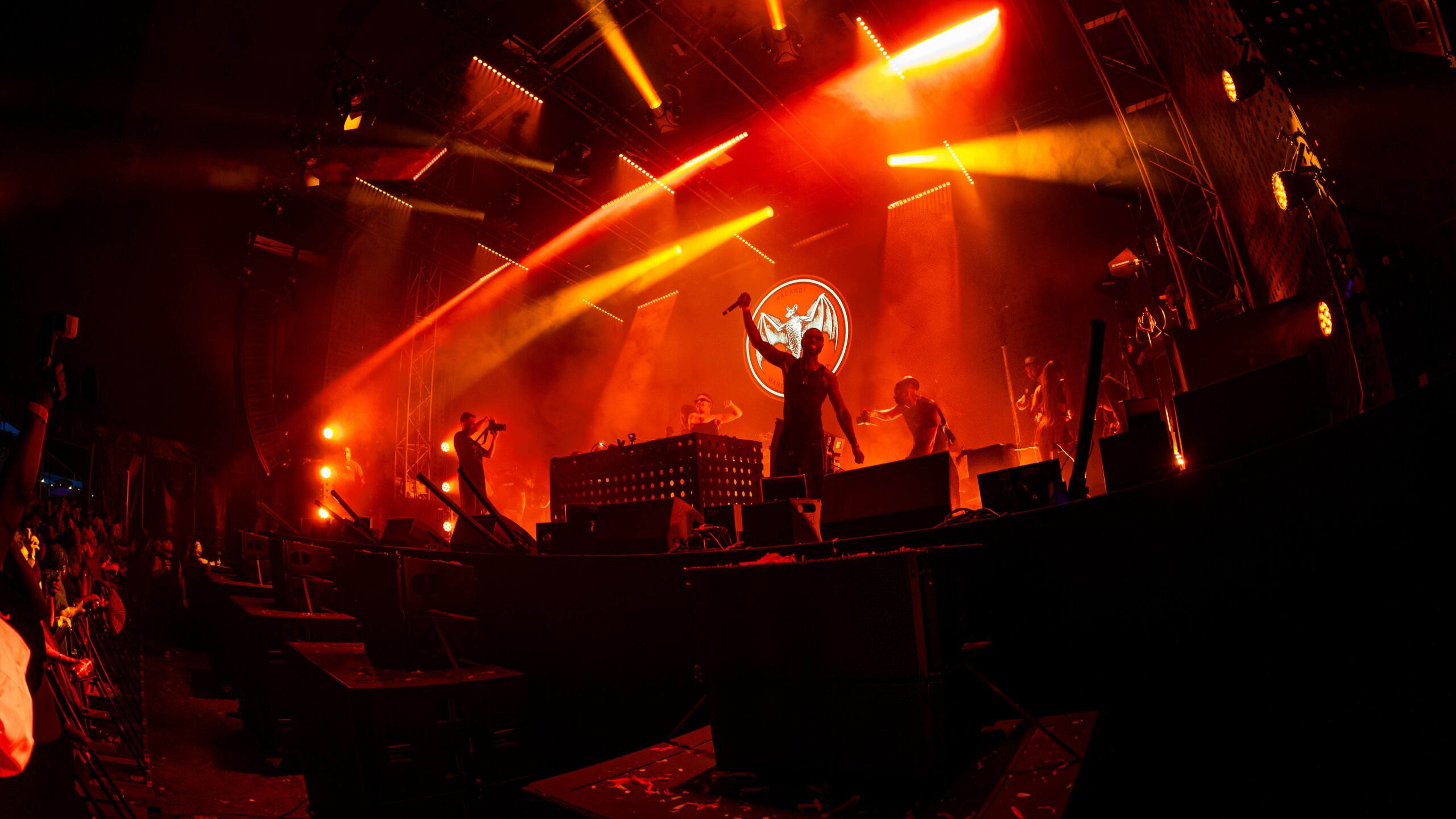 Frenna laat CASA BACARDÍ ontploffen met onverwachte appearance tijdens ...