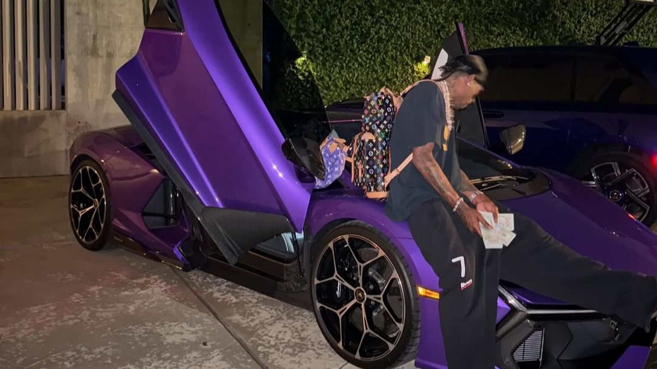 Travis Scott voegt Paarse Lamborghini aan zijn collectie toe