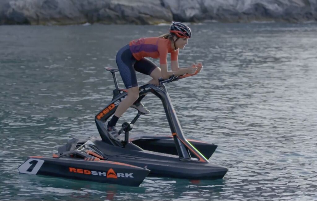 Met de Trimaran van Red Shark kun je over rivieren of zeeën fietsen