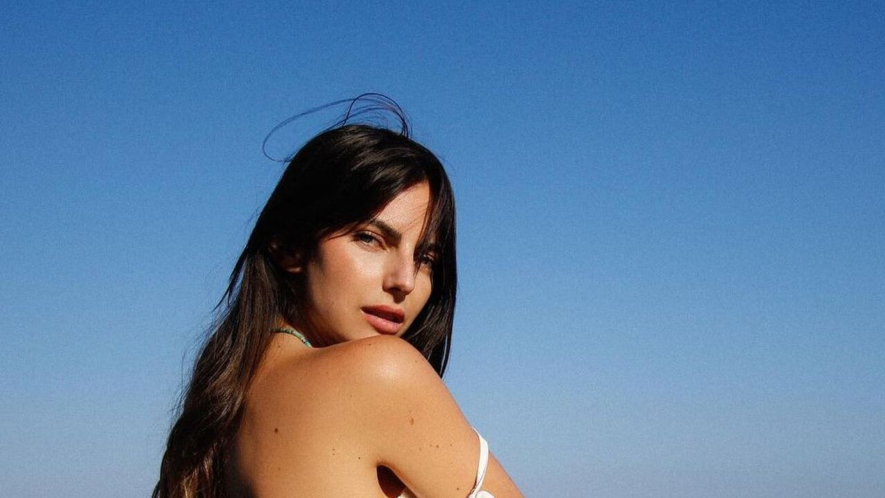 Zien: Kelly Piquet showt killerbody in witte bikini op Miami Beach