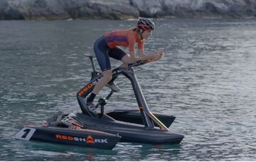 Met de Trimaran van Red Shark kun je over rivieren of zeeën fietsen