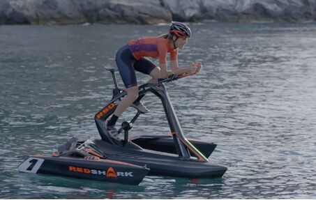 Met de Trimaran van Red Shark kun je over rivieren of zeeën fietsen
