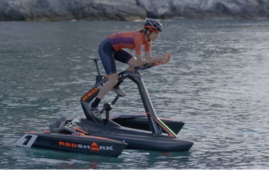 Met de Trimaran van Red Shark kun je over rivieren of zeeën fietsen