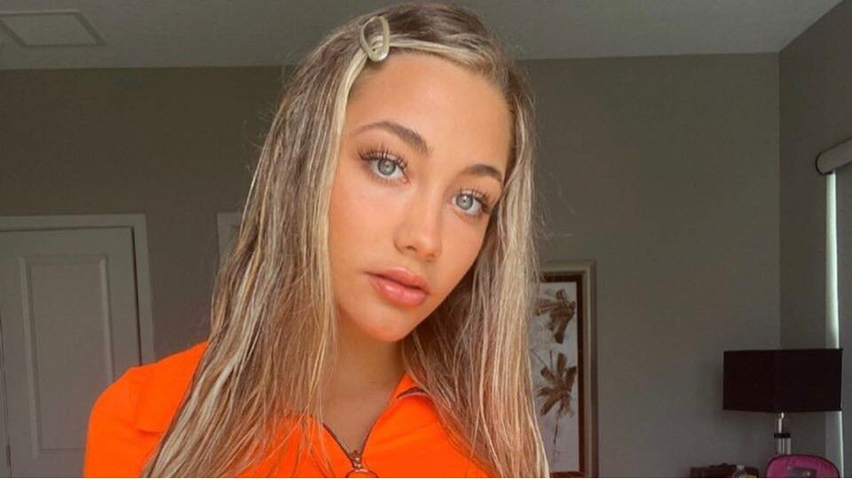 Celina Smith loopt in duct tape over de catwalk | Gewoonvoorhem