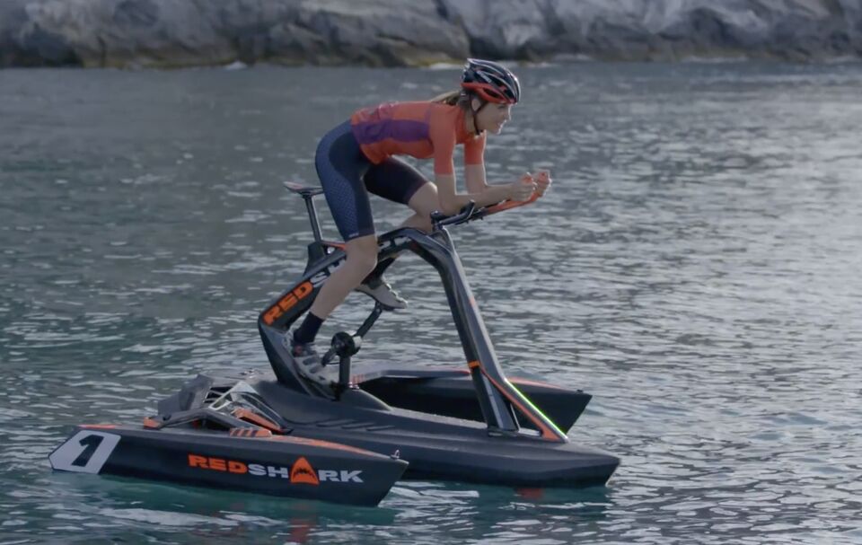 Met de Trimaran van Red Shark kun je over rivieren of zeeën fietsen